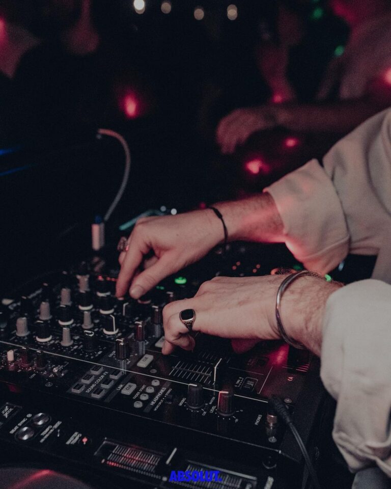 How To Plan A Moon Theme Party? 30 Best Moon Party Decorations ...